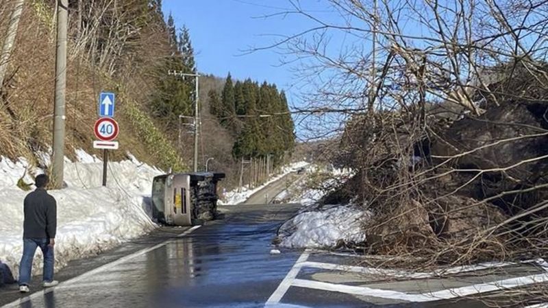 Powerful earthquakes leave at least 30 dead, destroy buildings along ...