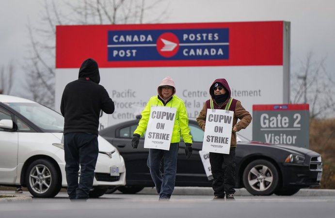 Settlement reached in complaint over Canada Post layoffs as strike hits ...
